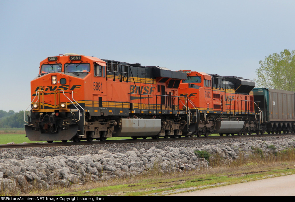 BNSF 5881 heads up a empty coal into old monroe to meet a Sb freight.